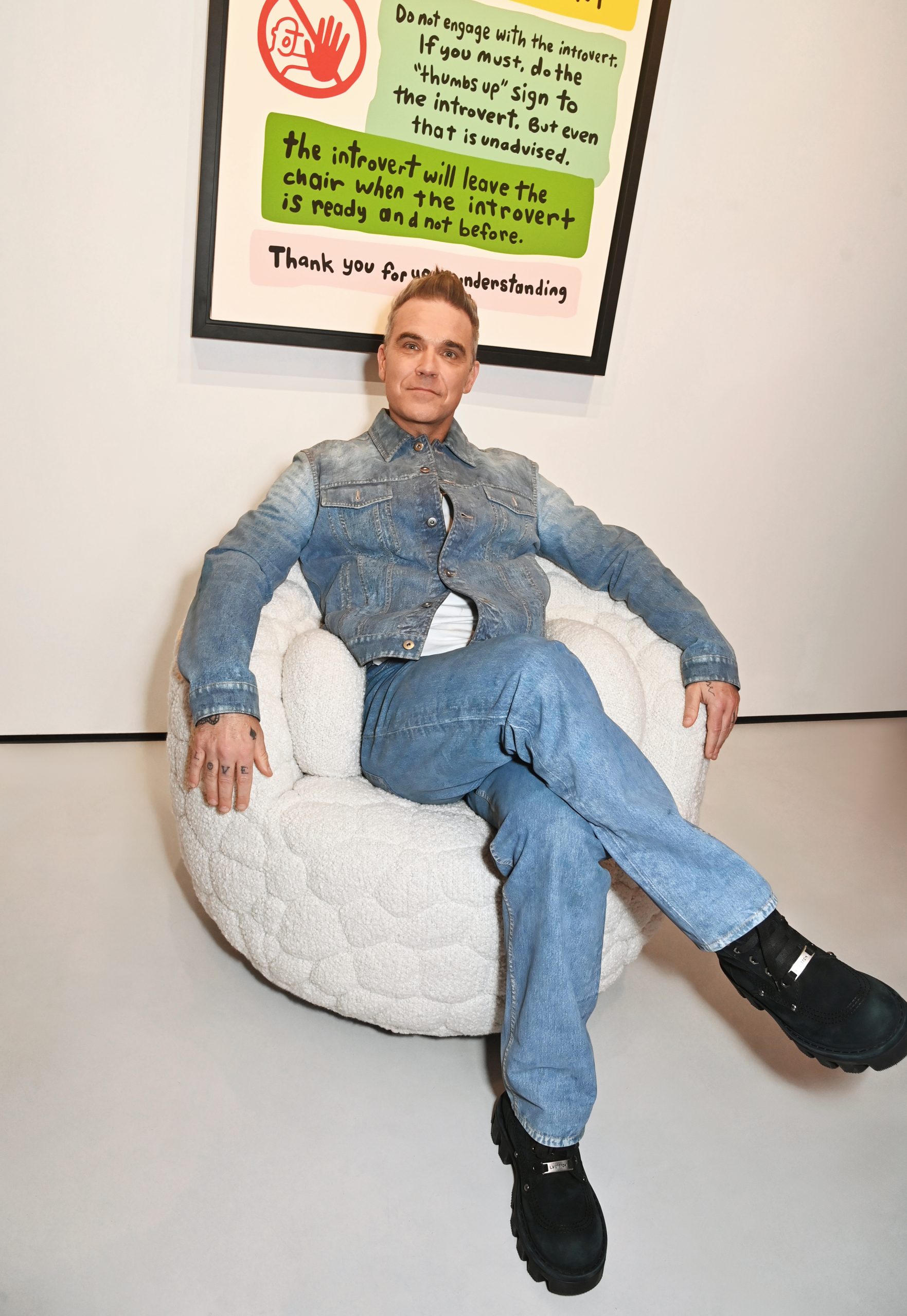 Robbie Williams x Moooi: the Introvert Chair